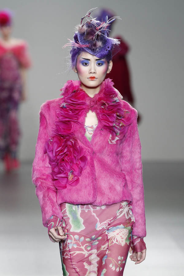 Las mujeres extravagantes de Elisa Palomino sobre la pasarela MBFWM ...